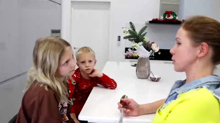 Смотреть "Family Box. 8 серия. Челлендж на перемотке. Говорю на 2х ...