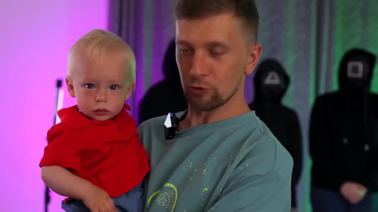 Смотреть "Family Box. 30 серия. Сын пытается найти родителей вслепую ...